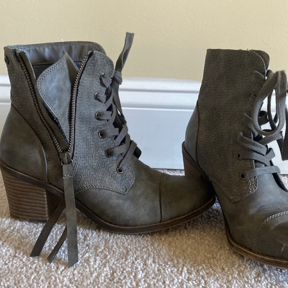 Roxy | Shoes | Roxy Mid Bootie Size 8 | Poshmark